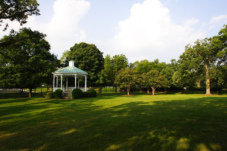 Lake Bluff - Lake Forest/Lake Bluff Chamber of Commerce